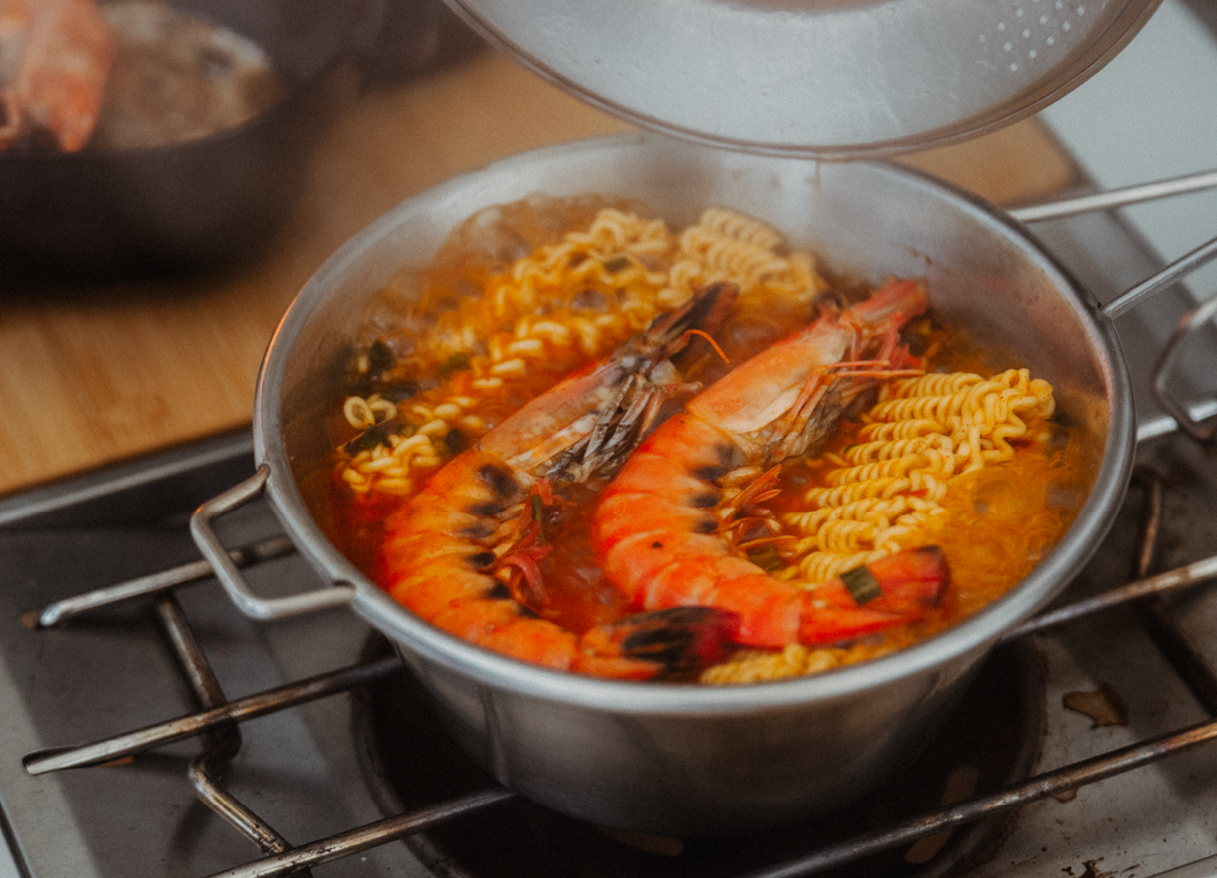 Cast Iron Jumbo Prawns & Ramen | Snow Peak